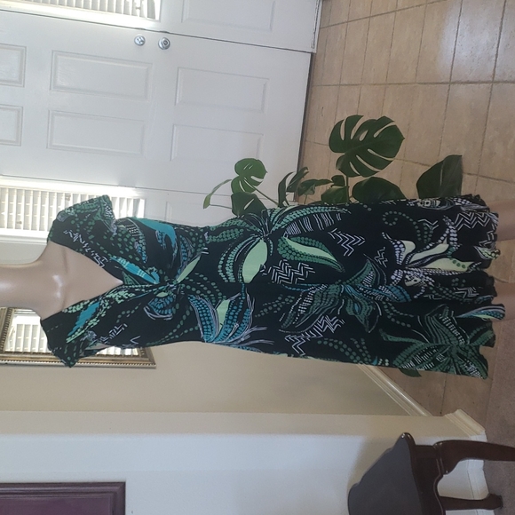 Signature by Sangria | Dresses | Sangria 6 Lush Artsy Floral Display ...